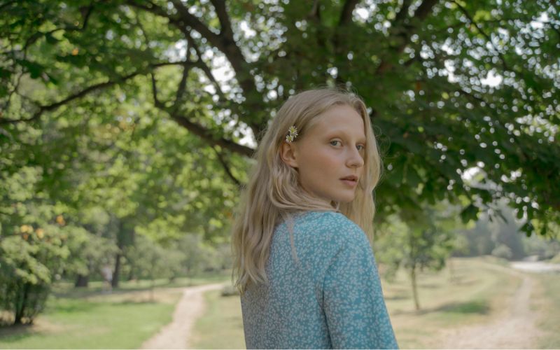 90s Photoshoot Poses | Top 11 Ideas To Try (For Cool Retro Feels)